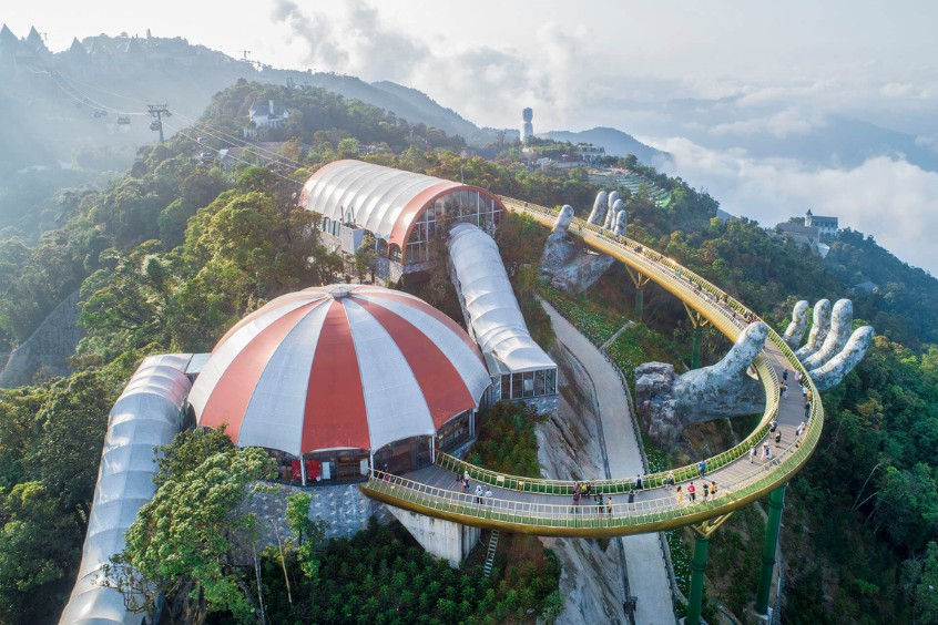 Dấu ấn đặc sắc của Cầu Vàng Đà Nẵng giữa mây trời