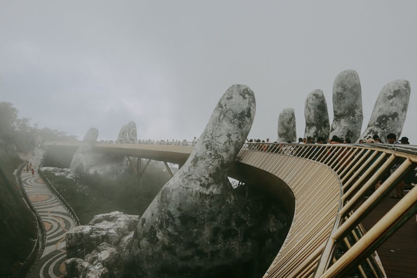 Dấu ấn đặc sắc của Cầu Vàng Đà Nẵng giữa mây trời